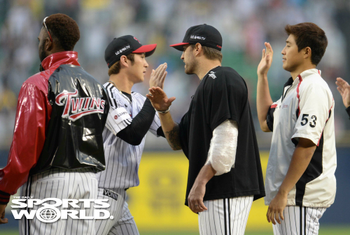 [SW포토] 준PO3차전 승리투수 LG 허프