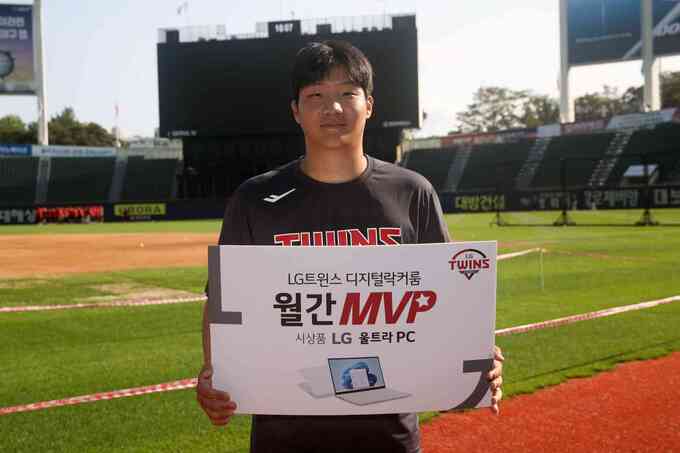 [내야외야] 문보경, LG 팬 및 구단이 선정한 8월 월간 MVP 수상