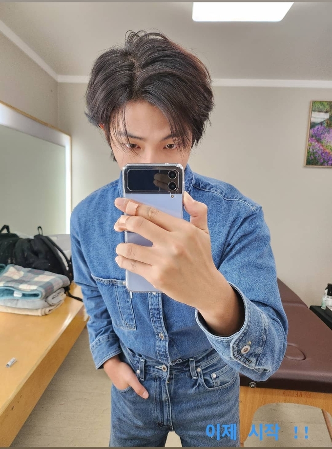 BTS RM, 새 앨범 스포…故 윤형근 화백 작품 돋보여[스타★샷]