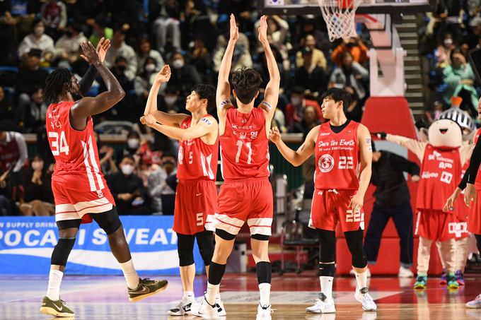 "지옥일정-MVP부재" 극복 SK, 2위 고지전은 진행형